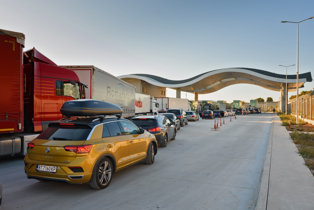 Migrants paying smugglers up to €10,000 each to cross Bulgarian border ...